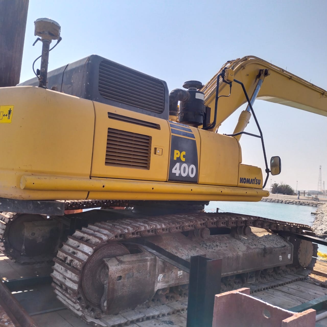 Excavator PC400-8R - Al Moezzi Liebher