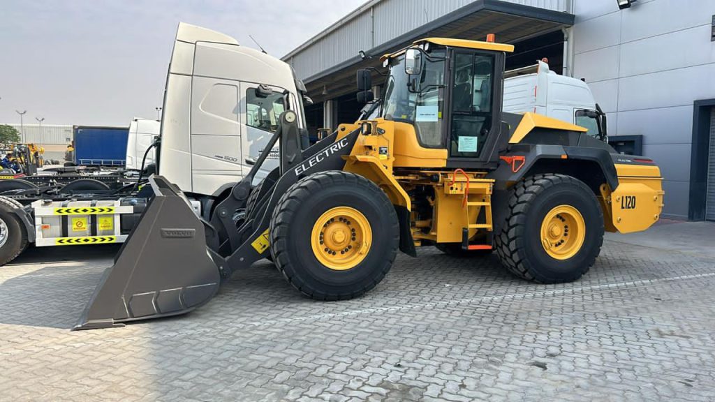 Volvo Loader - Al Moezzi Liebher